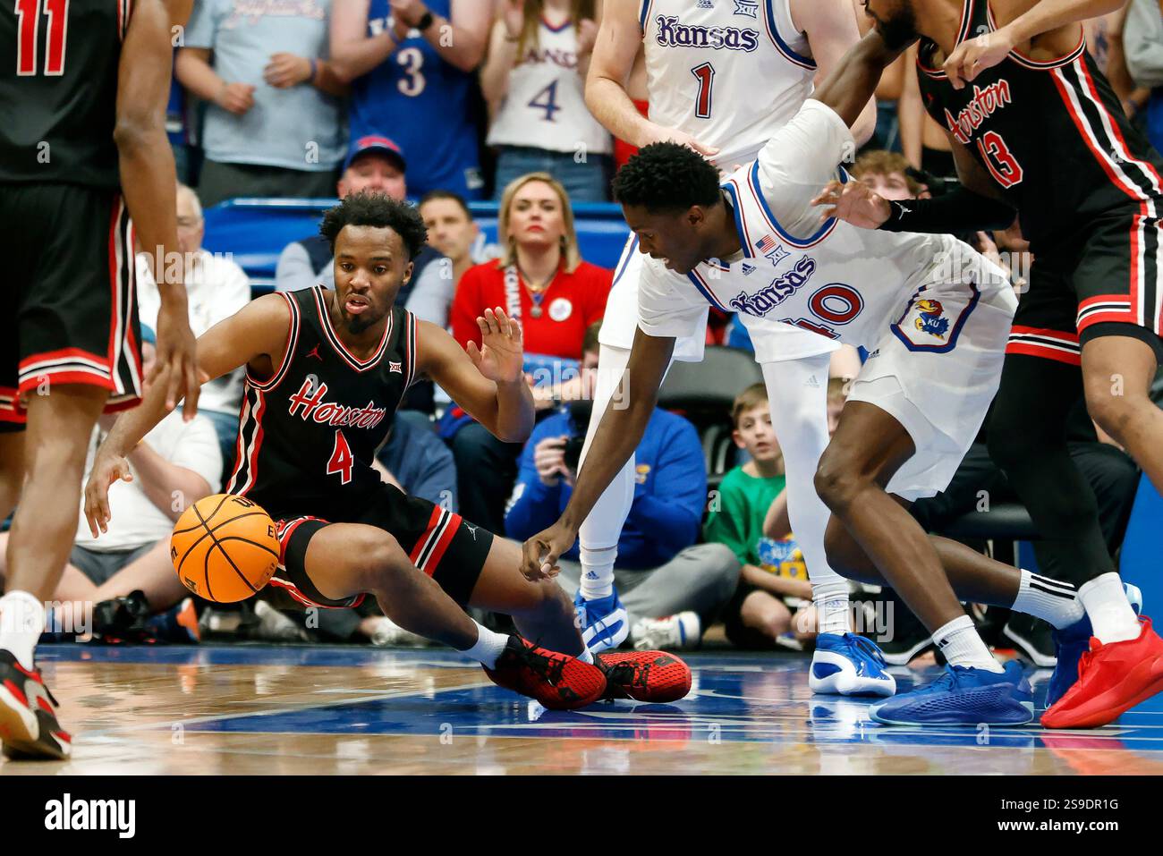 Houston guard L.J. Cryer (4) and Kansas forward Flory Bidunga (40) go ...