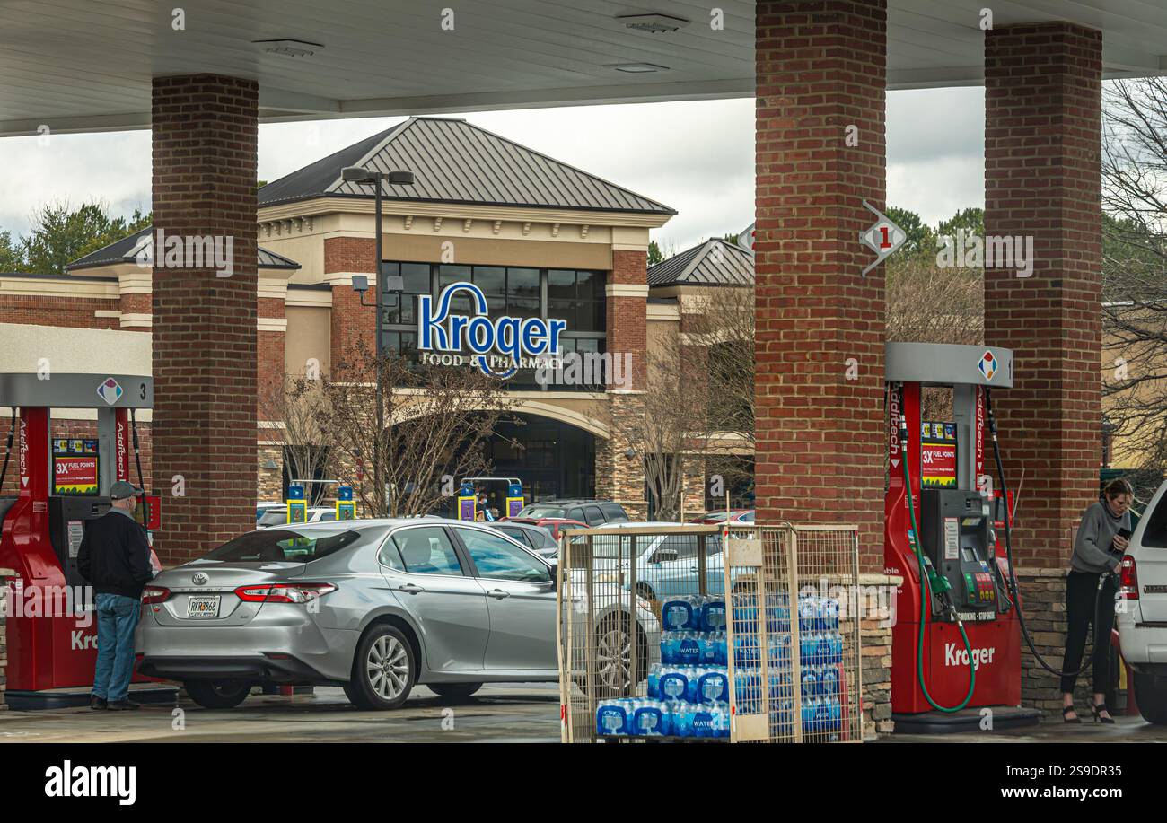 Supermarket fuel center hi-res stock photography and images - Alamy