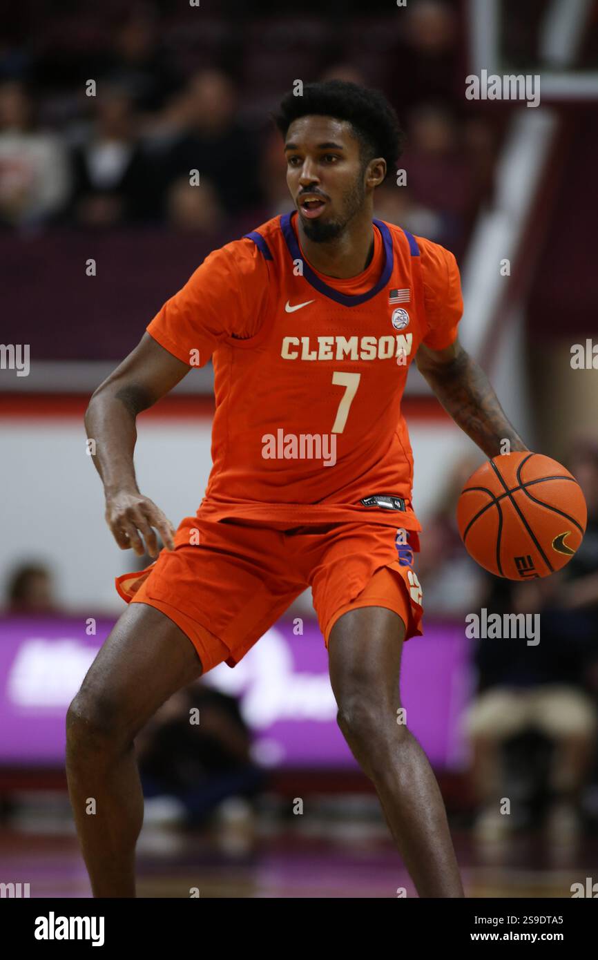 January 25, 2025: Clemson Tigers forward Chauncey Wiggins (7) brings ...