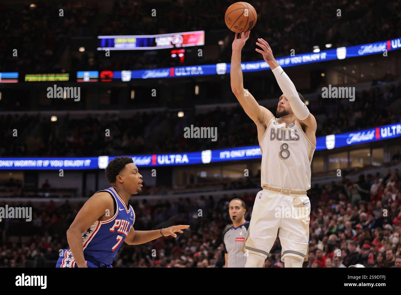 Chicago Bulls guard Zach LaVine (8) shoots a three-point basket over ...