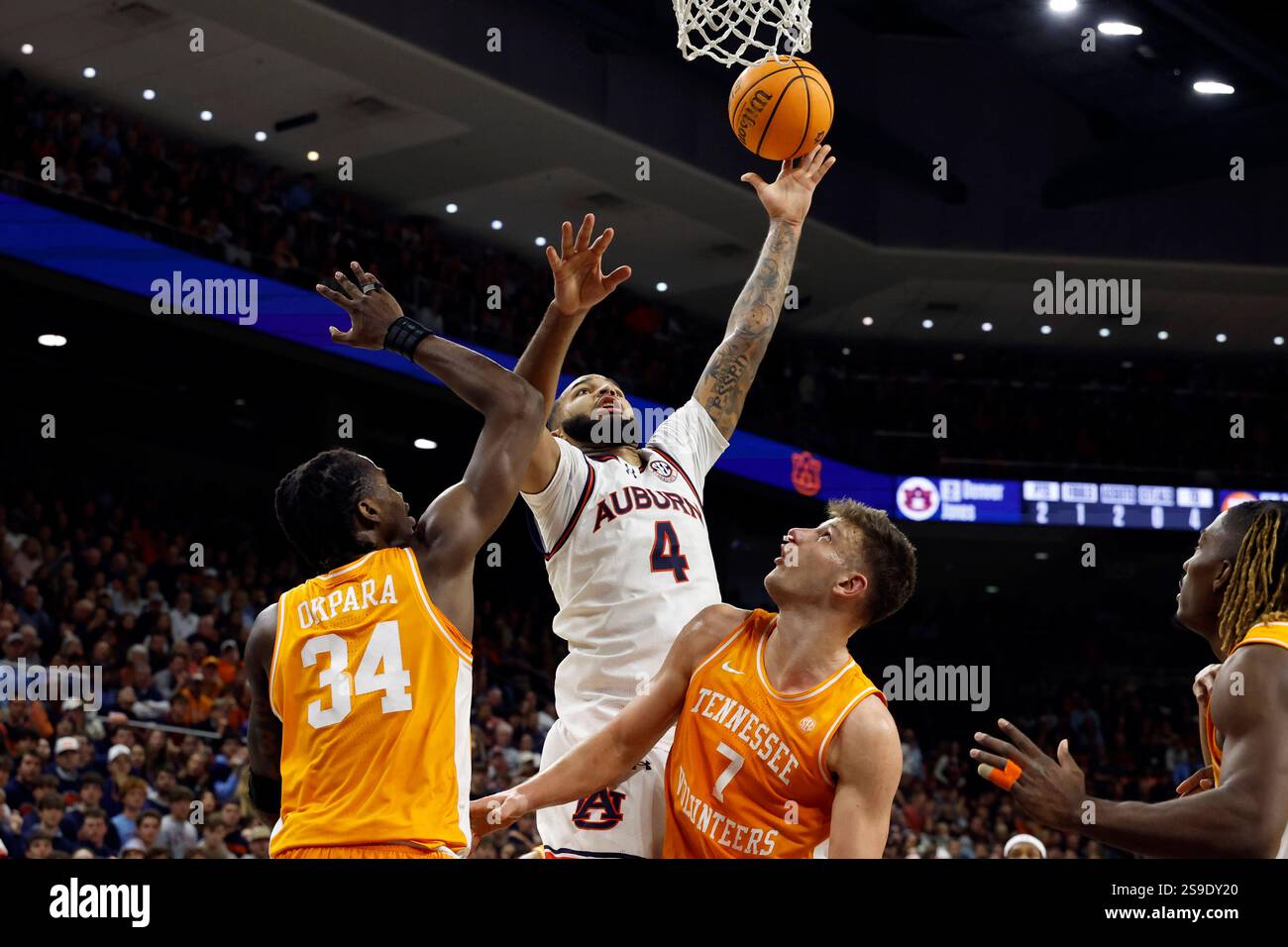 Auburn forward Johni Broome (4) shoots over Tennessee forward Felix ...