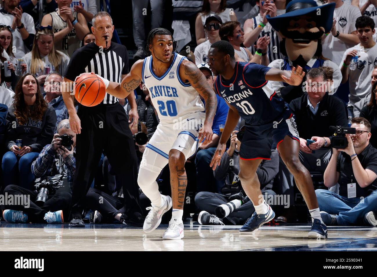 CINCINNATI, OH - JANUARY 25: Xavier Musketeers guard Dayvion McKnight ...