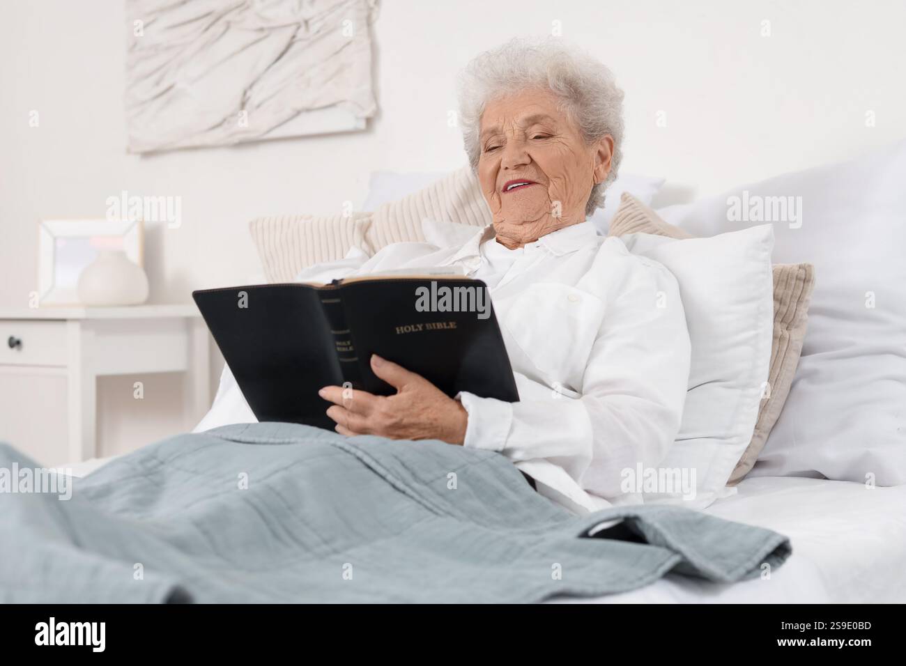 Person bible in bed hi-res stock photography and images - Alamy