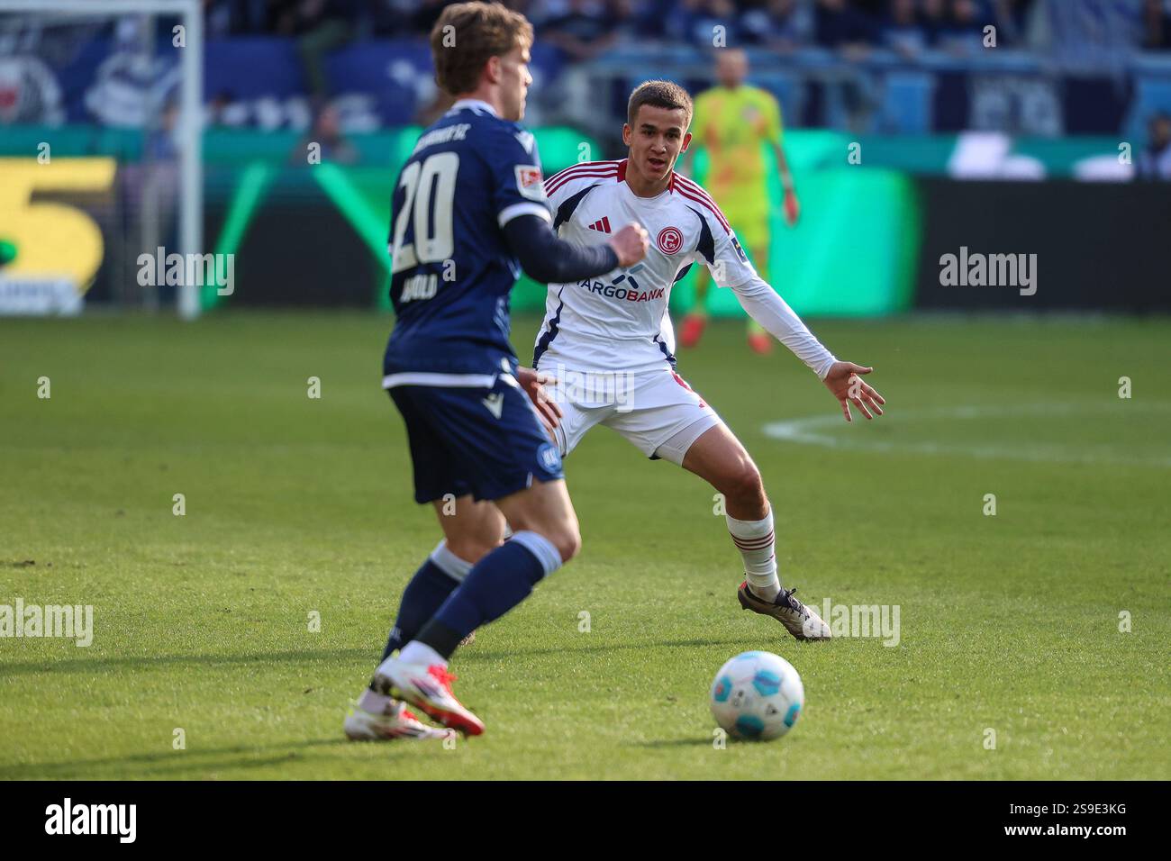 Giovanni Haag (Fortuna Duesseldorf, #06) stellt David Herold ...