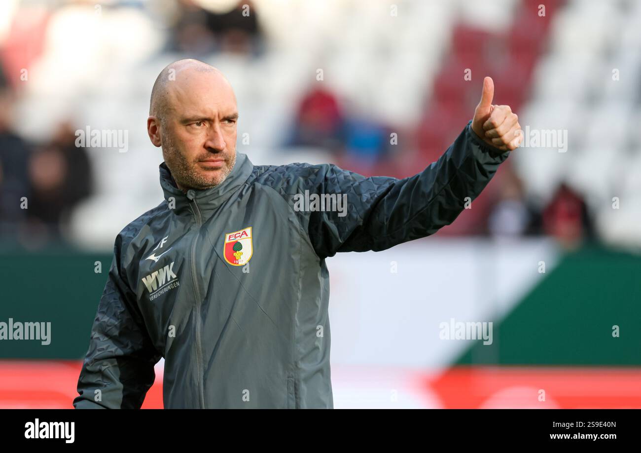 Jacob Friis (Co.-Trainer FC Augsburg), Daumen hoch, in seinem letzten ...