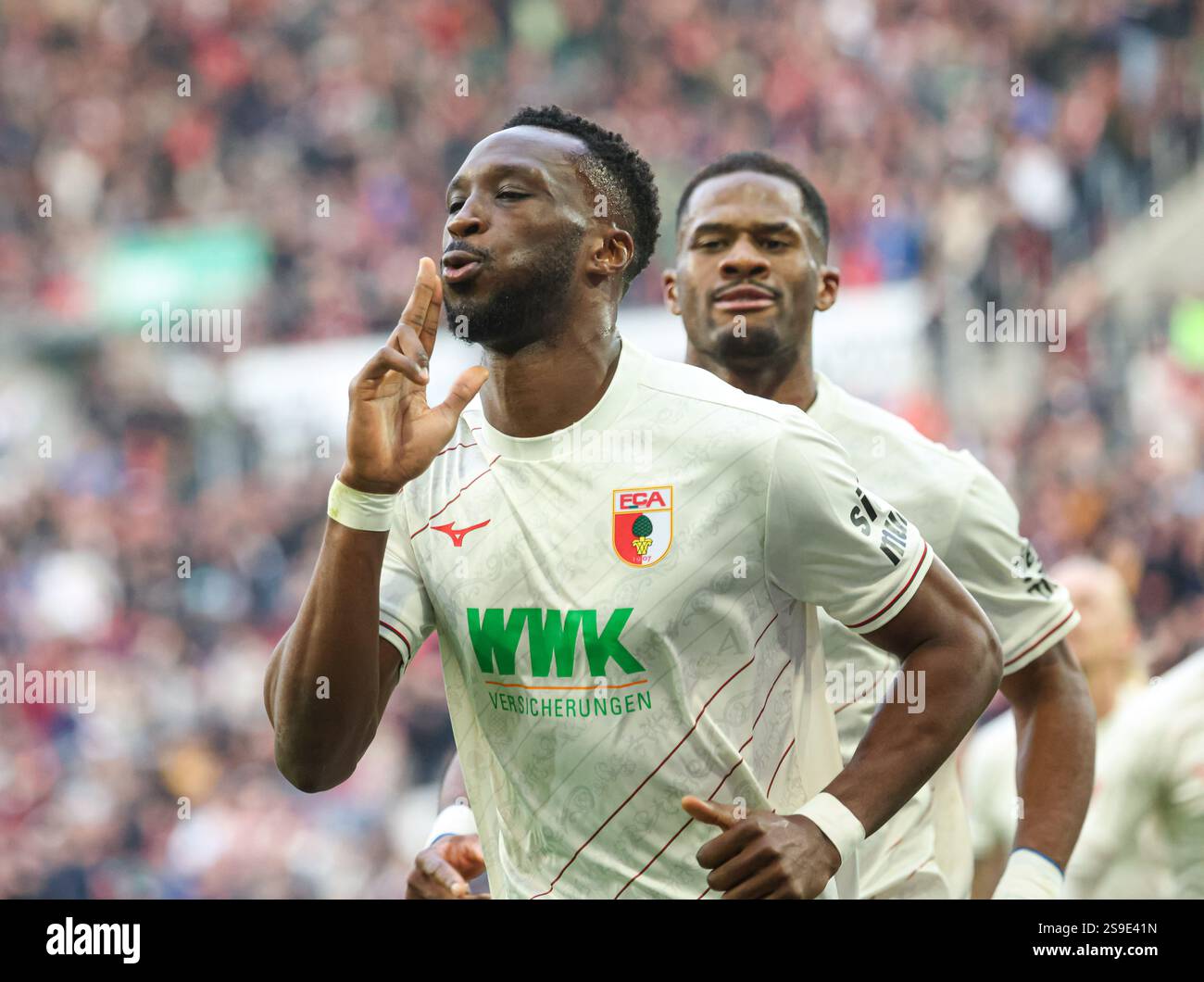 Tor zum 1:0 durch Chrislain Matsima (FC Augsburg #5), mit Samuel ...