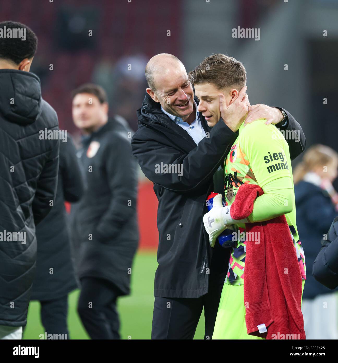 Jess Thorup (Trainer FC Augsburg) umarmt Finn Dahmen (Torwart FC Augsburg #1) nach dem Spiel ...