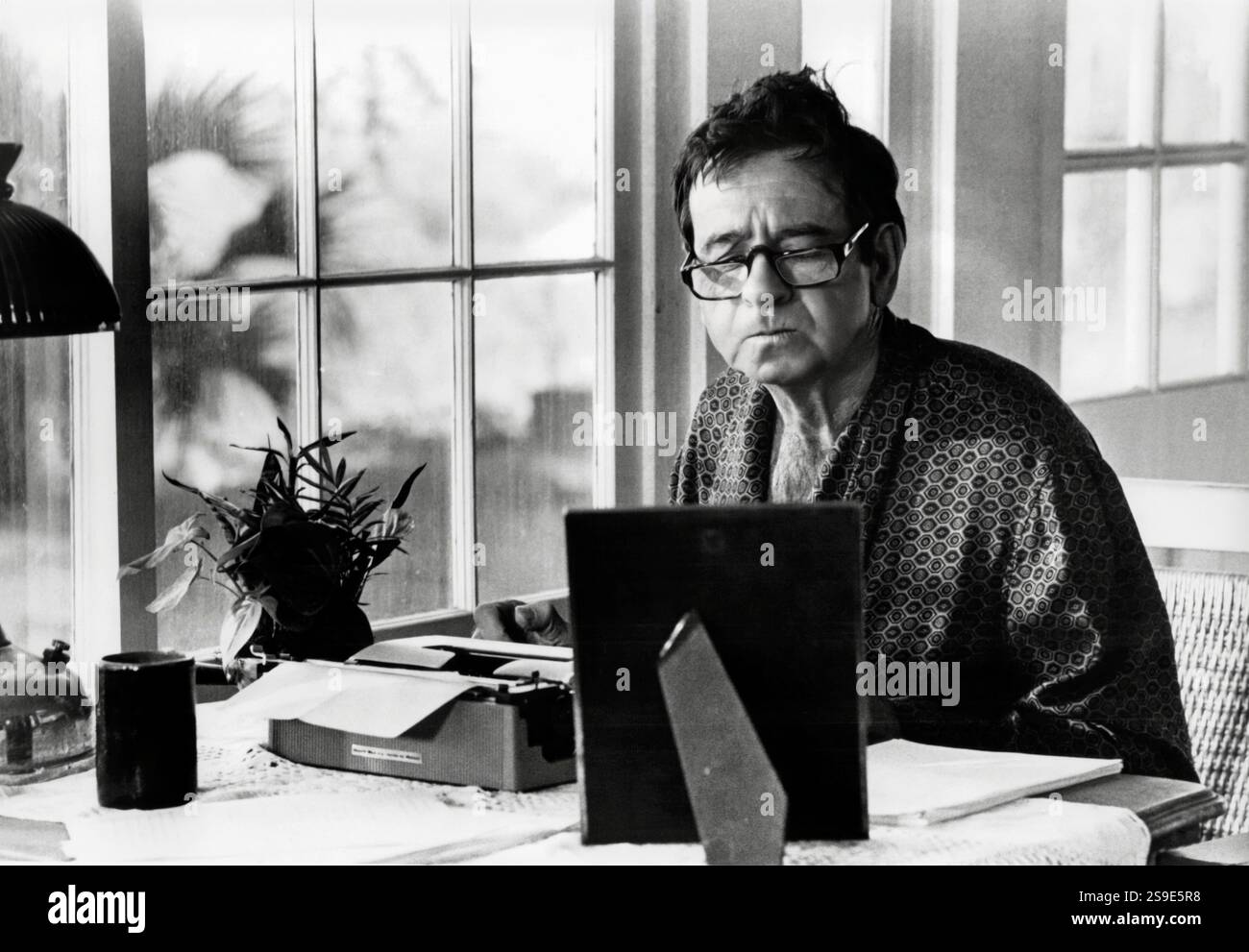 WALTER MATTHAU in HOPSCOTCH (1980), directed by RONALD NEAME Stock ...