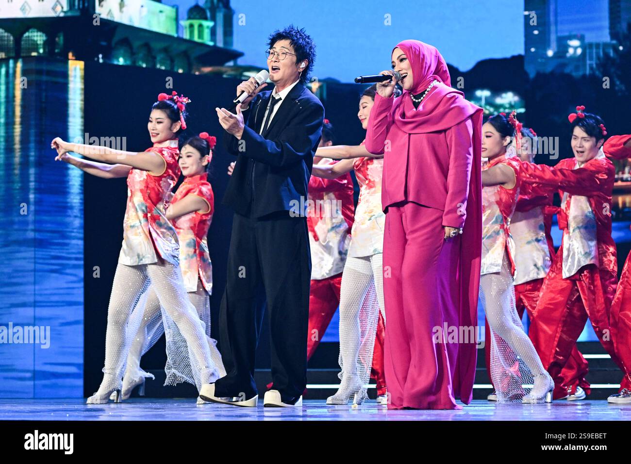 (250126) -- KUALA LUMPUR, Jan. 26, 2025 (Xinhua) -- Chinese singer Sun ...