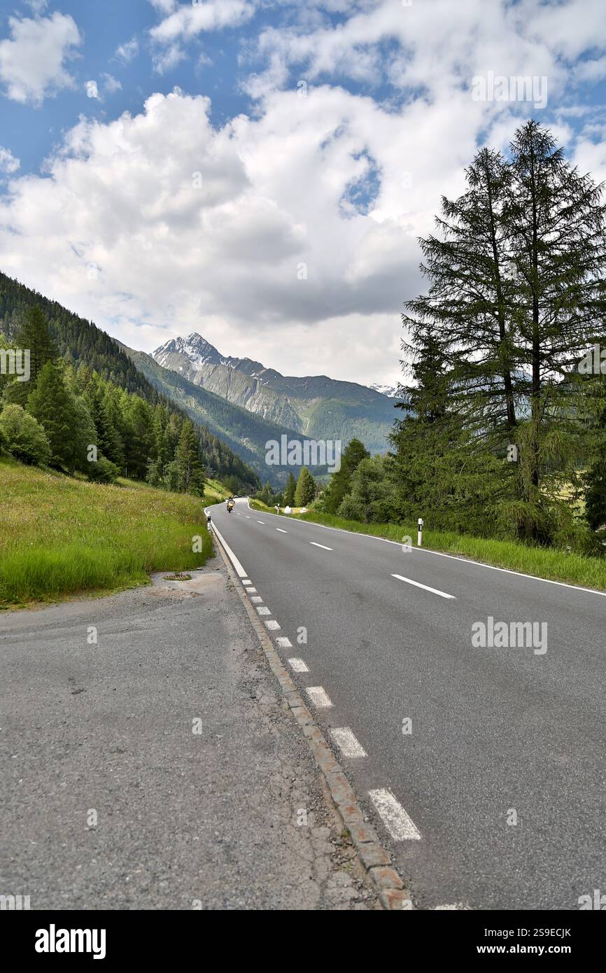 Drift lazily overhead hi-res stock photography and images - Alamy