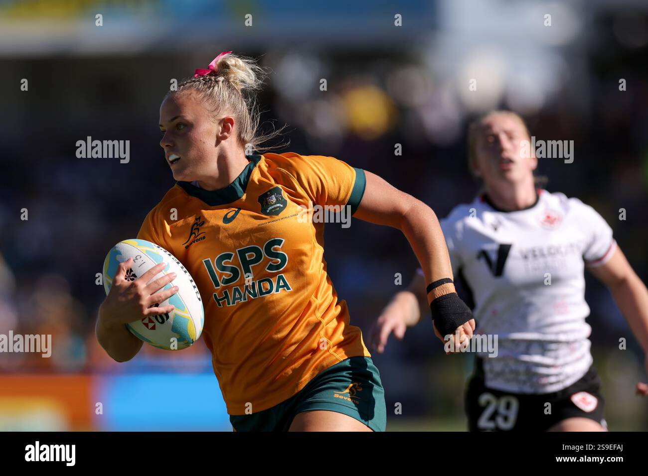 Perth, Australia. 26th Jan, 2025. Heidi Dennis of Australia runs in for ...