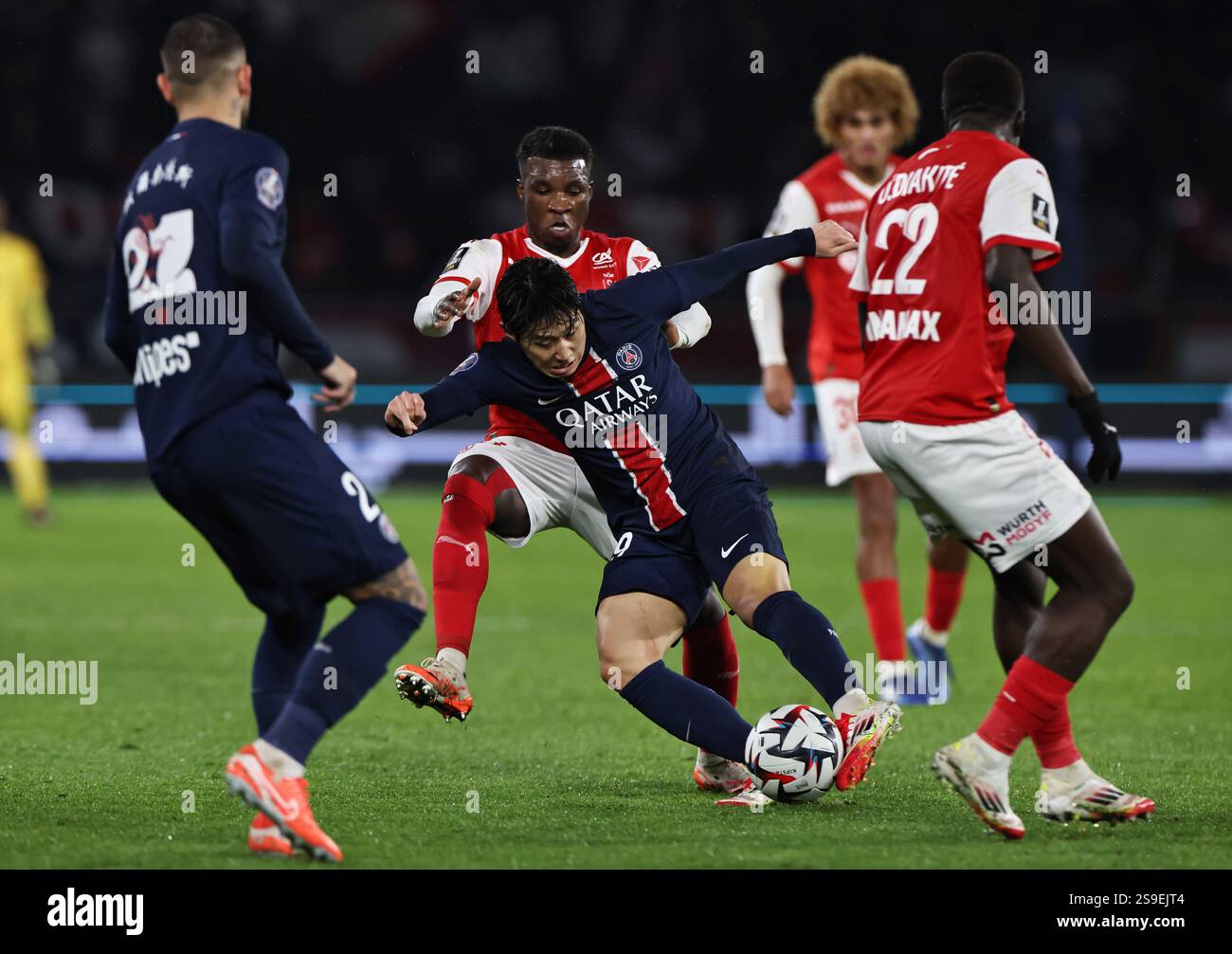 (250126) -- PARIS, Jan. 26, 2025 (Xinhua) -- Lee Kangin (Front C) of ...