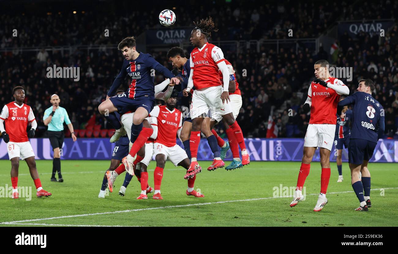 (250126) -- PARIS, Jan. 26, 2025 (Xinhua) -- Lucas Beraldo (Top, L) of ...