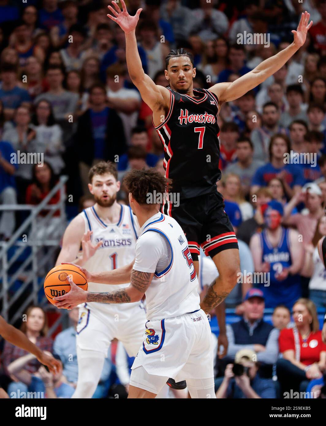 Houston guard Milos Uzan (7) attempts to block a pass by Kansas guard ...
