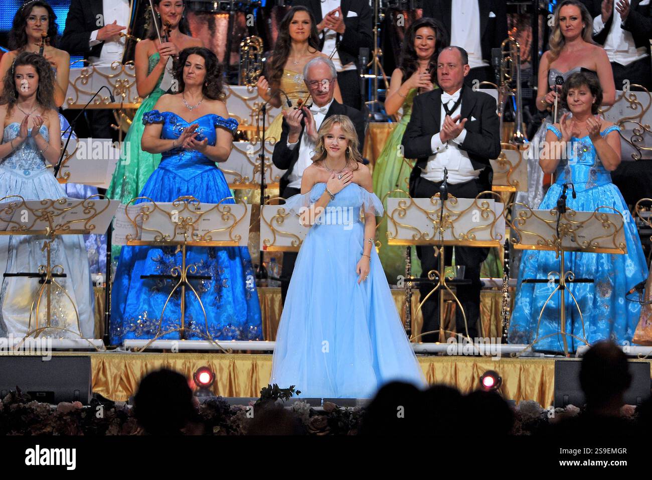 Stargeiger AndrÃ Rieu. Sängerin Emma Kok , Violinist Andre Rieu und das ...