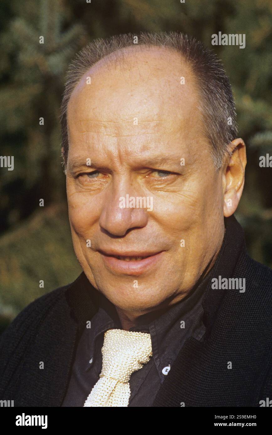 Jürgen Roland, Fernseh- und Filmregisseur, bei einem Fototermin in ...
