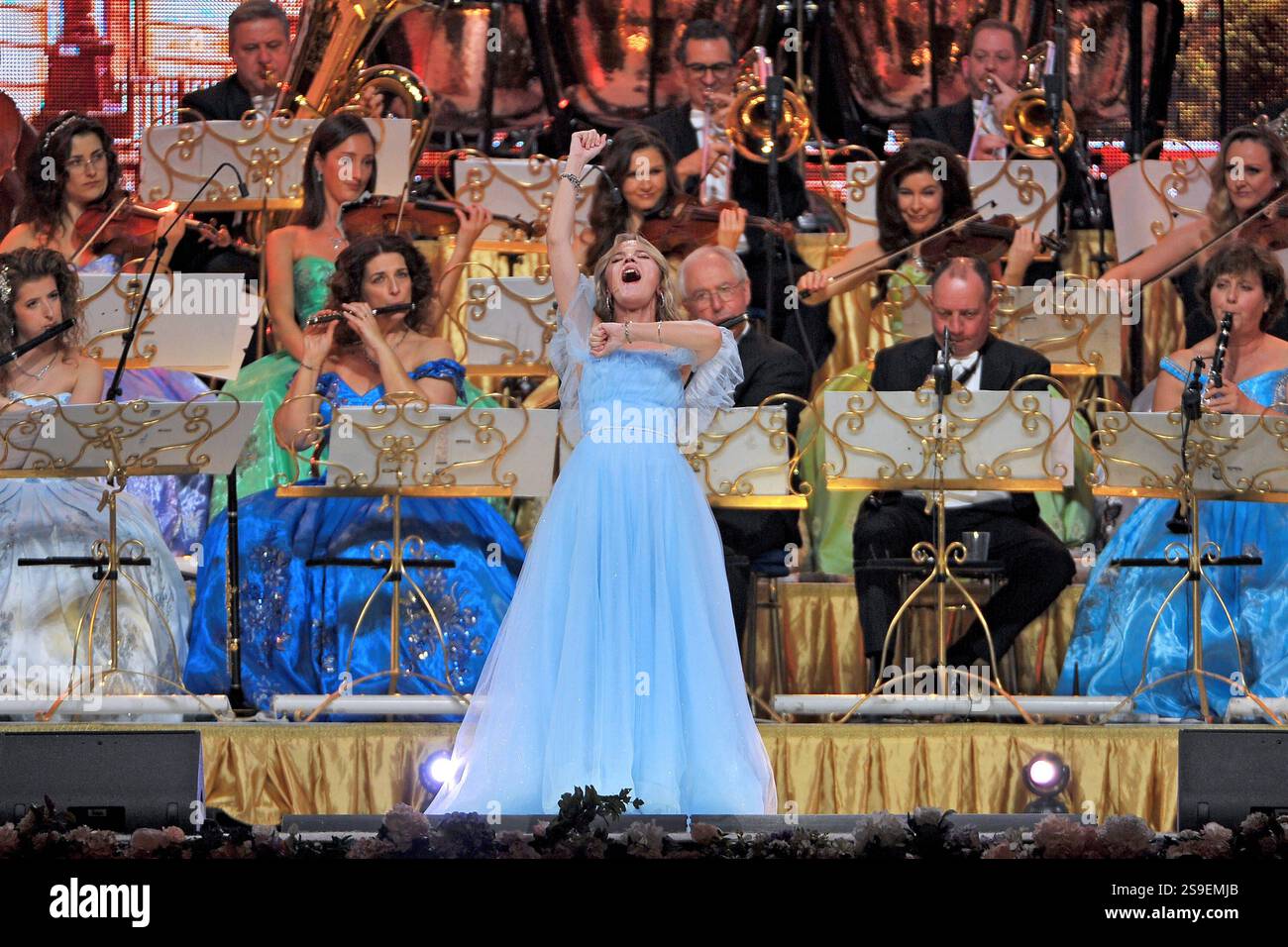 Stargeiger AndrÃ Rieu. Sängerin Emma Kok , Violinist Andre Rieu und das ...