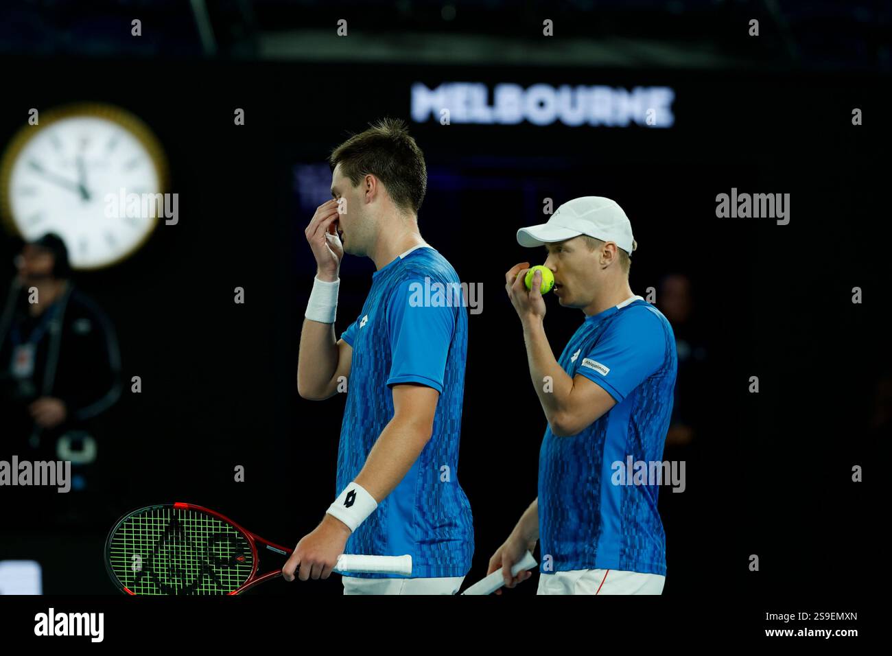 (250126) -- MELBOURNE, Jan. 26, 2025 (Xinhua) -- Harri Heliovaara(R ...