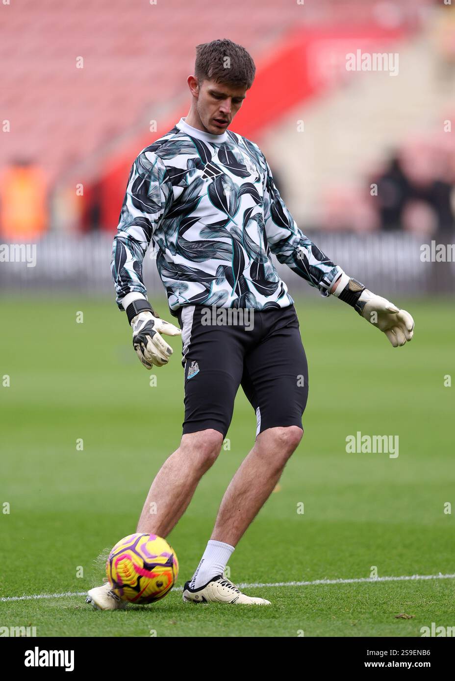 Goalkeeper nick pope 2025 hi-res stock photography and images - Alamy