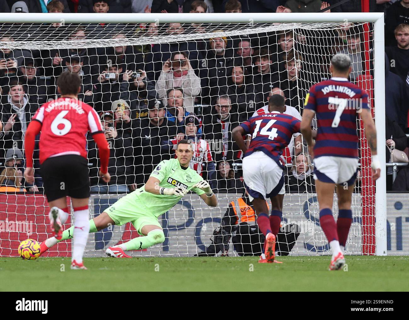 Alexander isak goal 2025 hi-res stock photography and images - Alamy