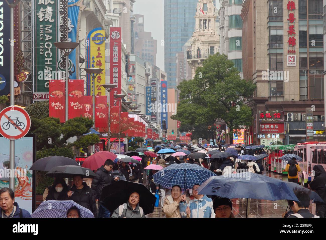 SHANGHAI, CHINA - JANUARY 26, 2025 - Tourists play along the Nanjing ...