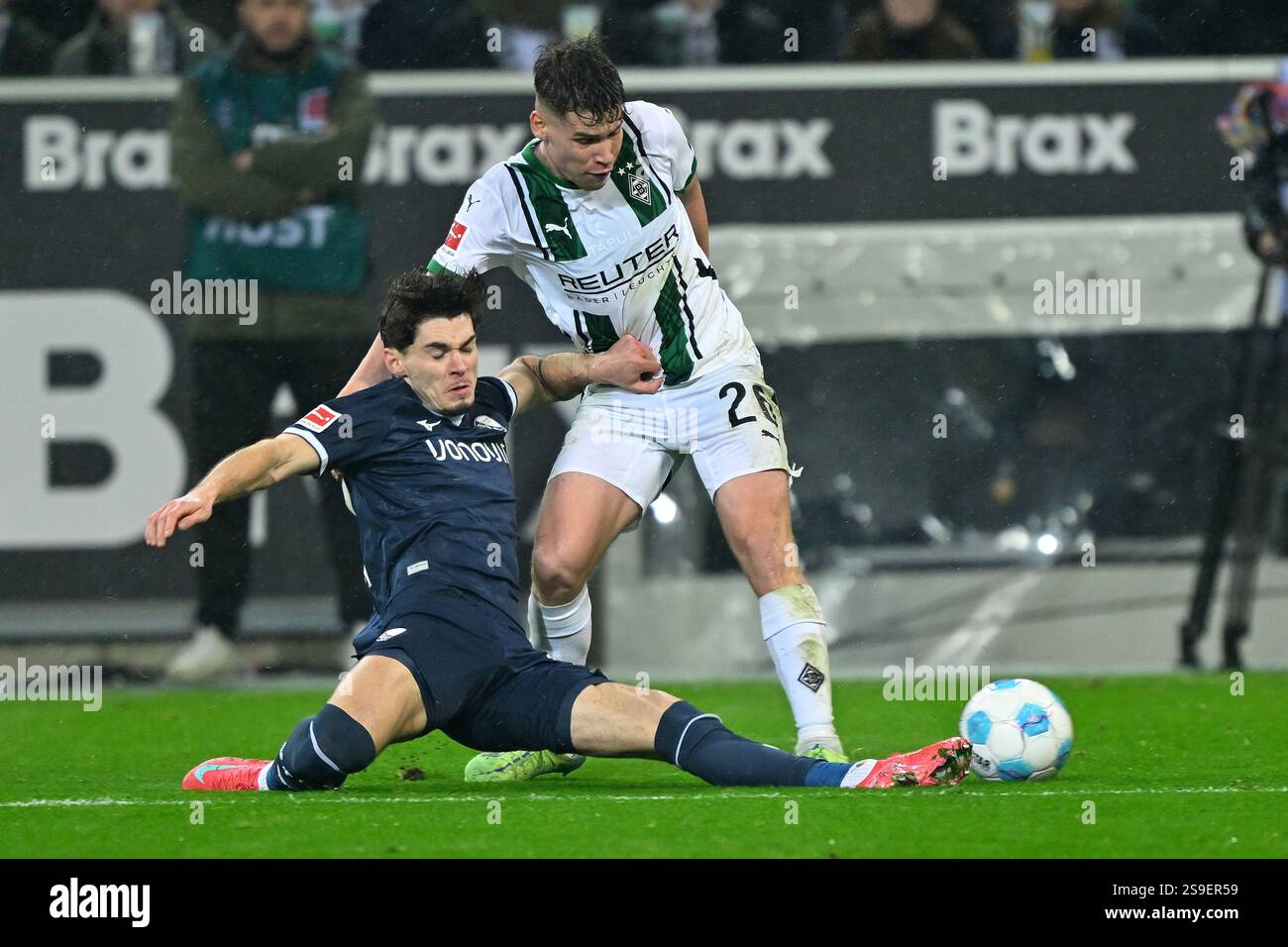 (250126) -- MOENCHENGLADBACH, Jan. 26, 2025 (Xinhua) -- Lukas Ullrich(R ...