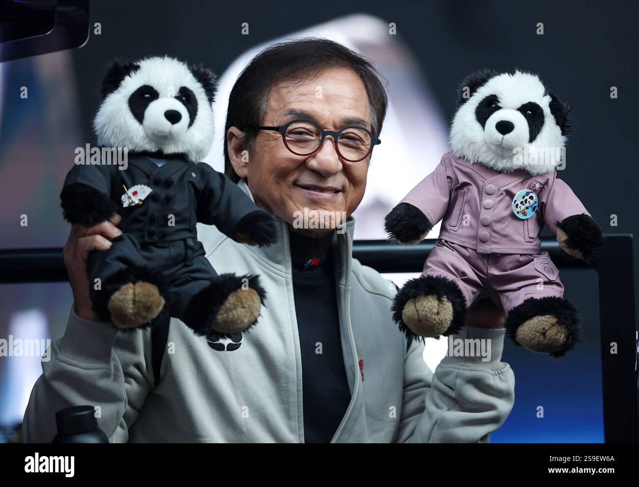 (250126) -- MELBOURNE, Jan. 26, 2025 (Xinhua) -- Actor Jackie Chan ...