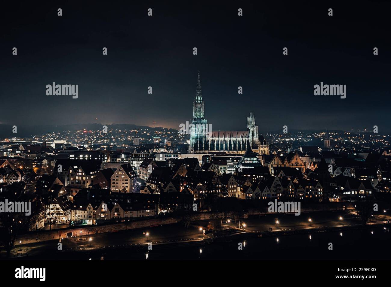 Ulmer Münster bei Nacht, Das Ulmer Münster ist am Abend hinter der ...