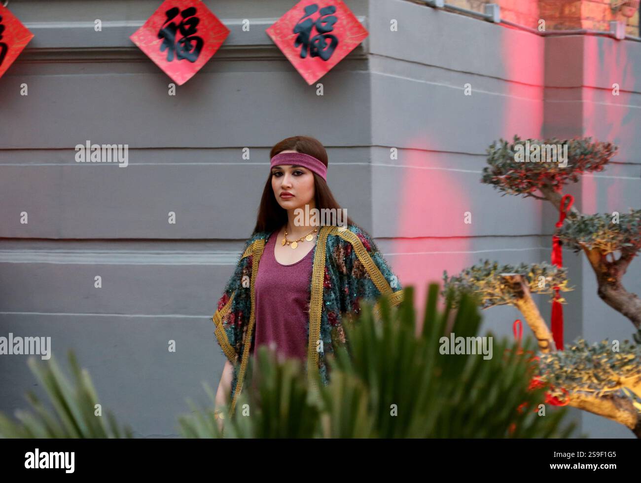 (250126) -- BAGHDAD, Jan. 26, 2025 (Xinhua) -- A model displays ...