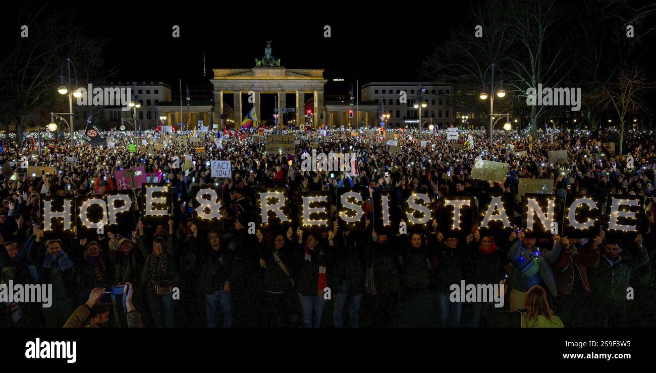 Sea of lights at the Brandenburg Tor for democracy and against the ...