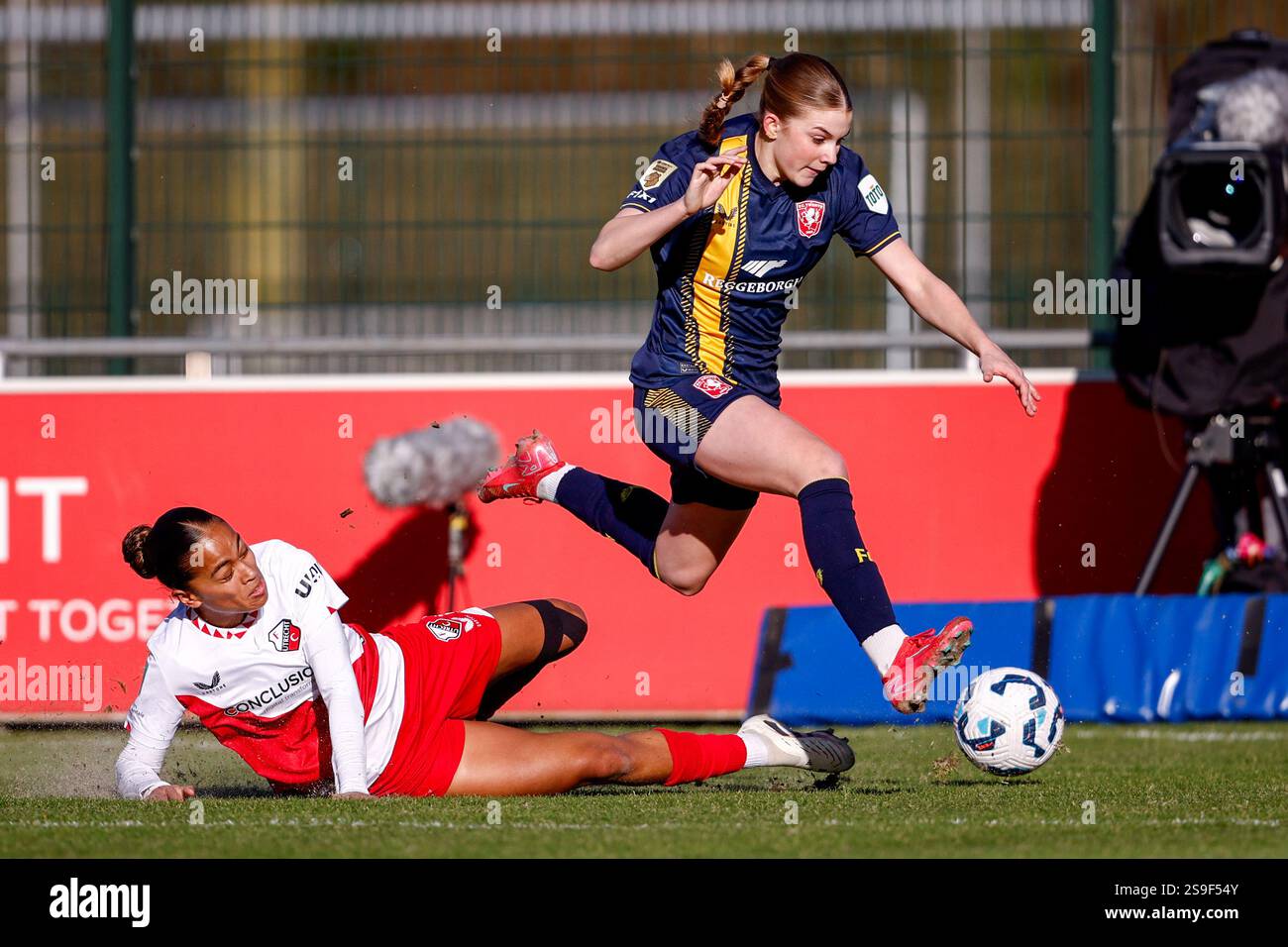 UTRECHT, NETHERLANDS - JANUARY 26: Rose Ivens of FC Twente battles for ...