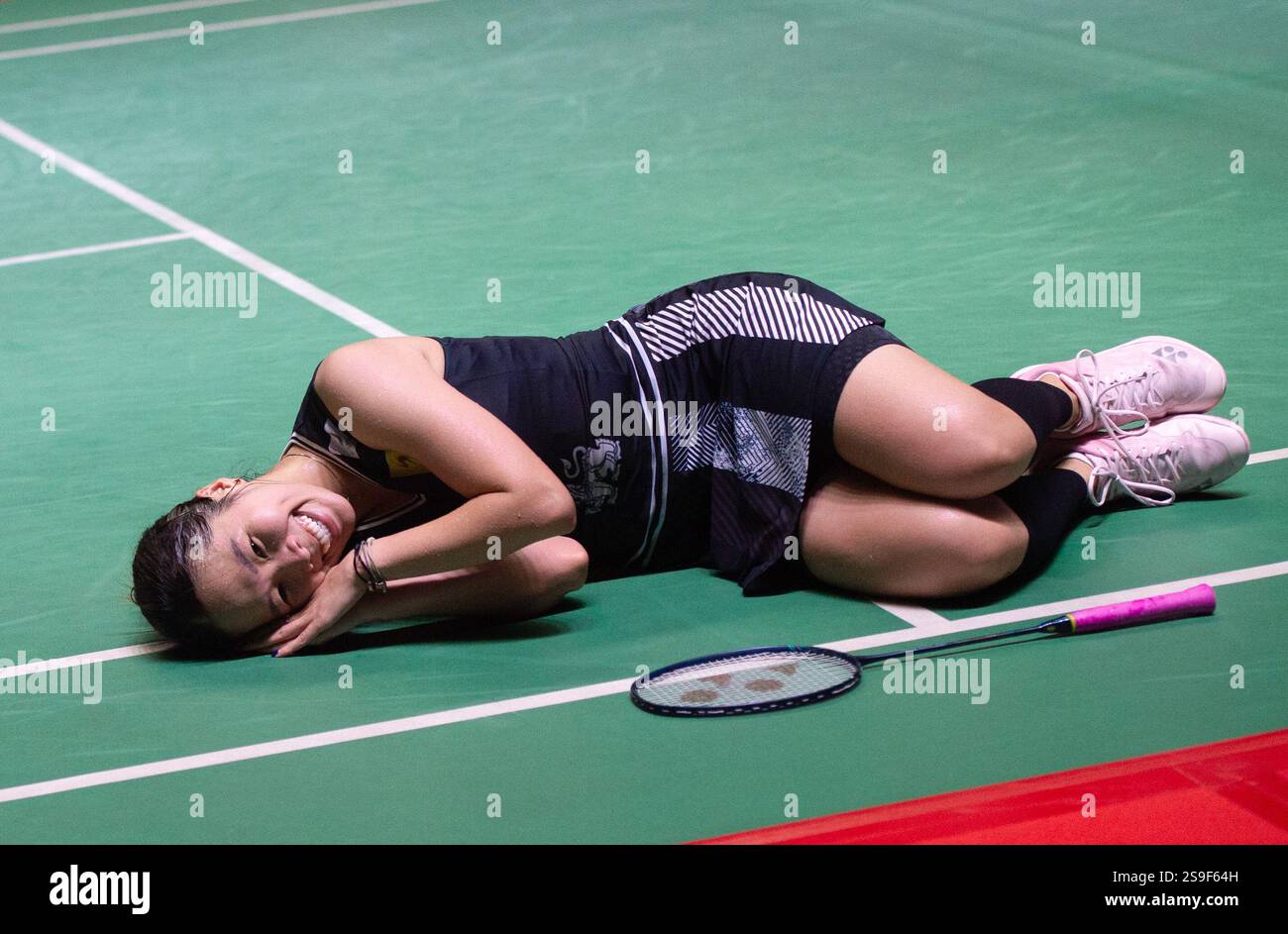 (250126) -- JAKARTA, Jan. 26, 2025 (Xinhua) -- Ratchanok Intanon reacts after winning the women ...