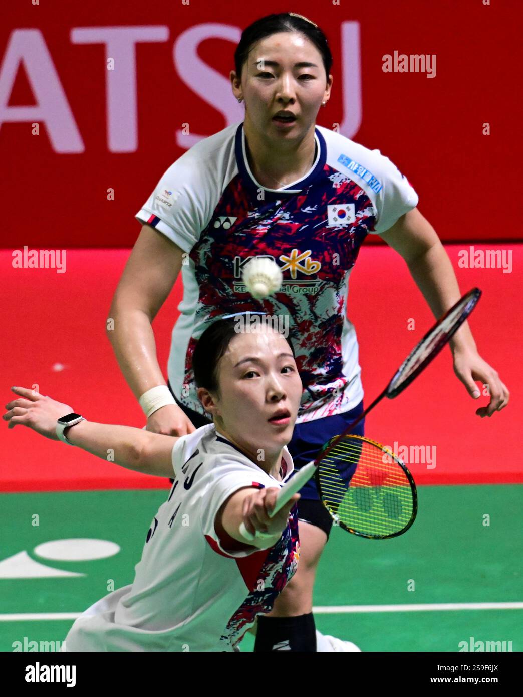 (250126) -- JAKARTA, Jan. 26, 2025 (Xinhua) -- Kim Hye Jeong (front)/Kong Hee Yong compete ...