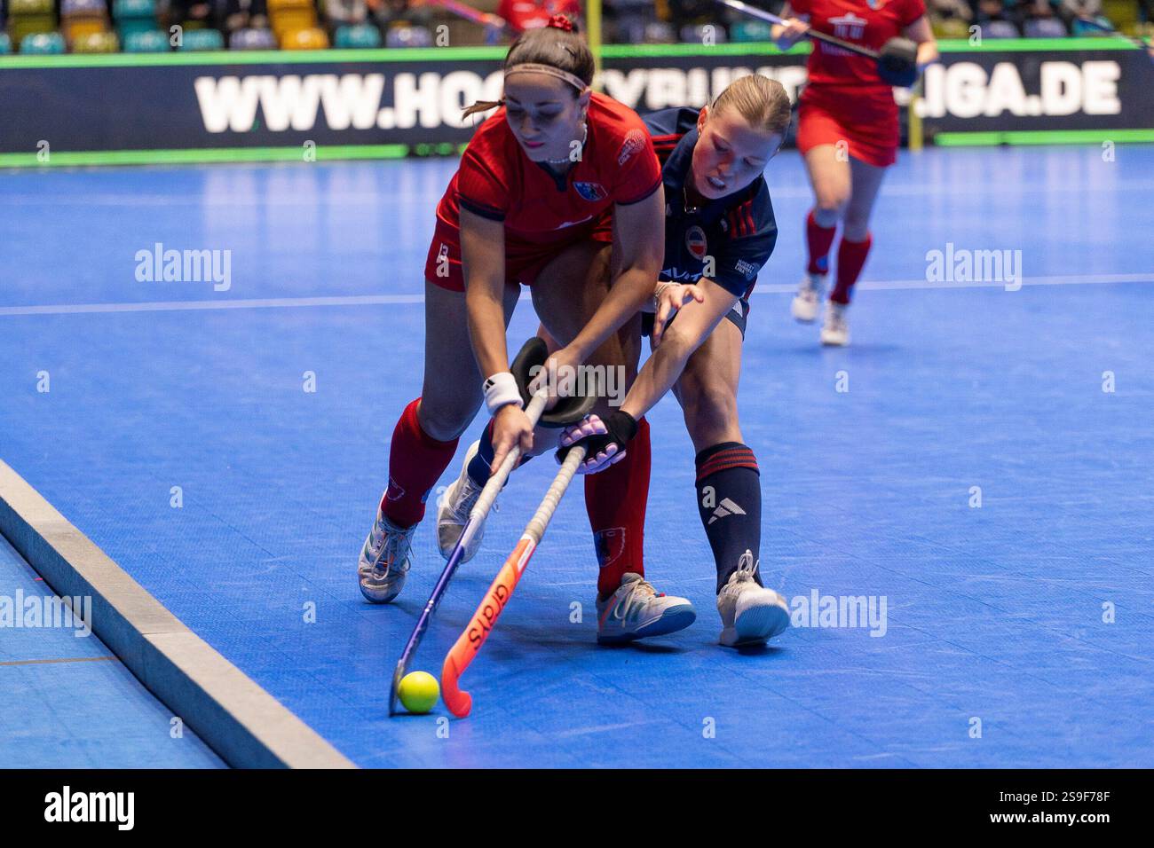 Alina Sophie J?ger (Berliner HC #13) & Linda Bens (Mannheimer HC #24) im Kampf um den Ball ...