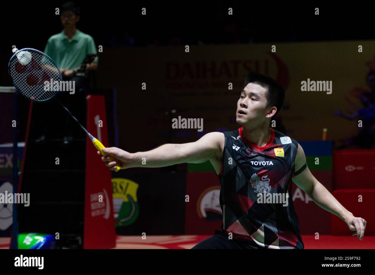 (250126) -- JAKARTA, Jan. 26, 2025 (Xinhua) -- Kunlavut Vitidsarn hits a return during the men's ...