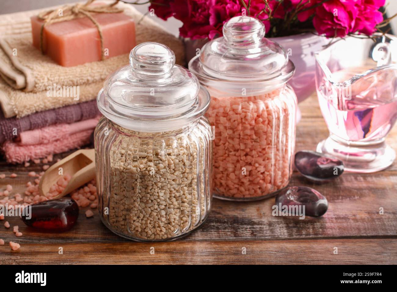 Two glass cosmetic jars hi-res stock photography and images - Alamy