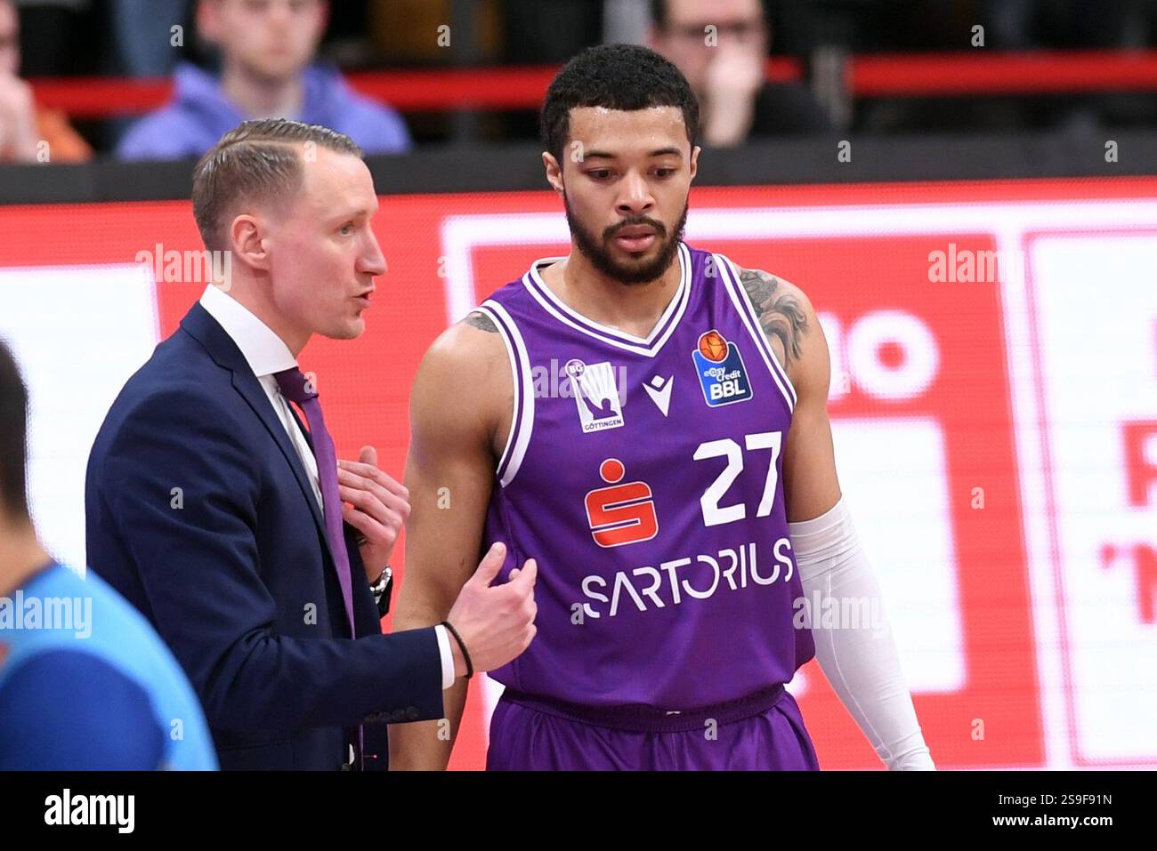 Mikko Riipinen (Trainer, Headcoach BG Goettingen) und Marcus Shaver Jr ...