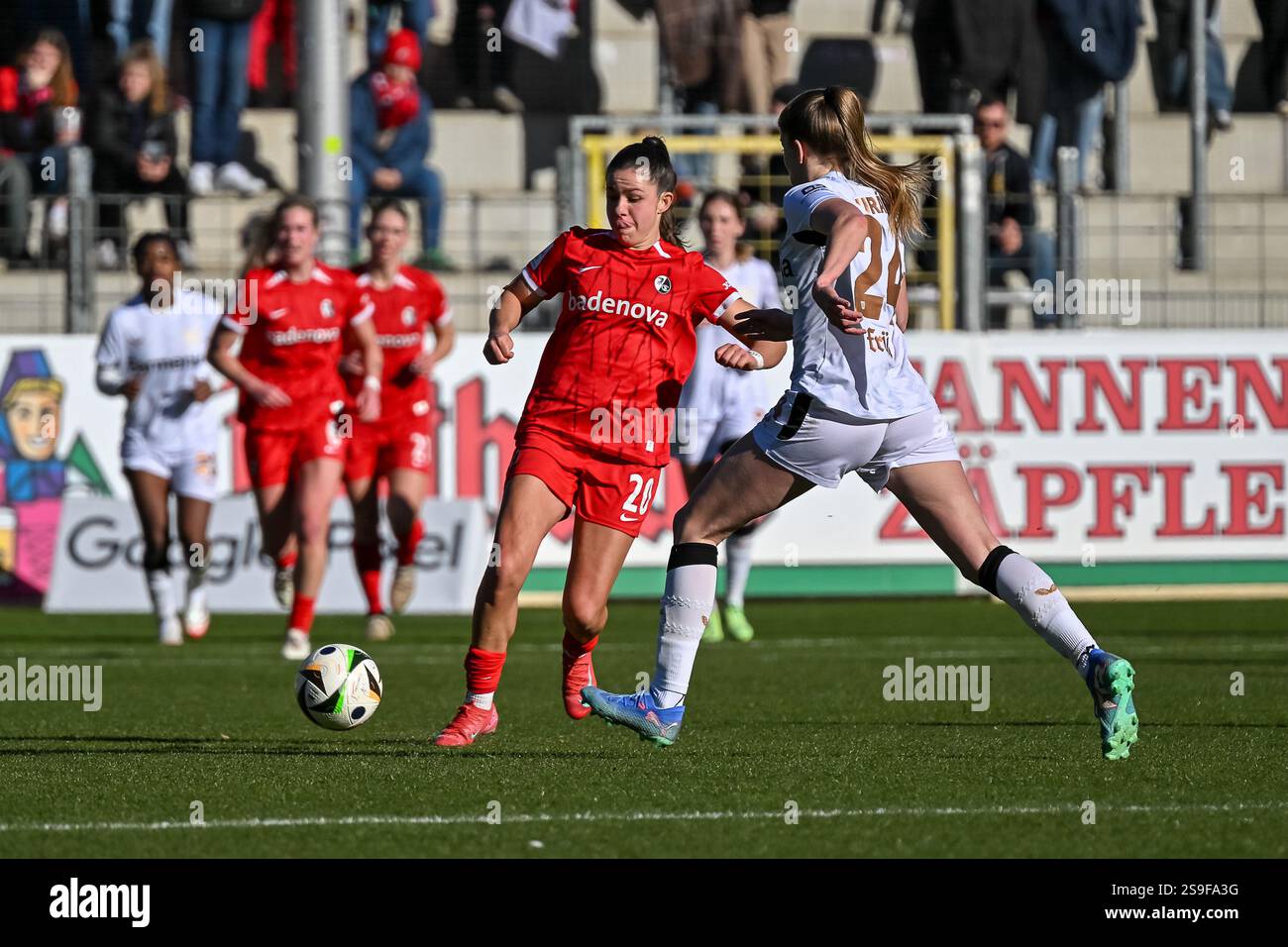 Leela Egli (SC Freiburg Frauen, #20) am Ball vor Lilla Turanyi (Bayer 04 Leverkusen, #24) GER ...