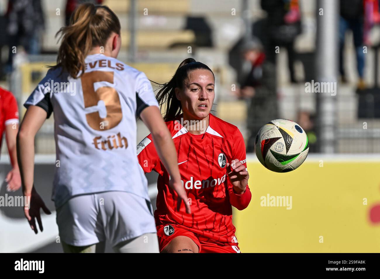 Selina Vobian (SC Freiburg Frauen, #08) fixiert den Ball an vor Janou Levels (Bayer 04 ...