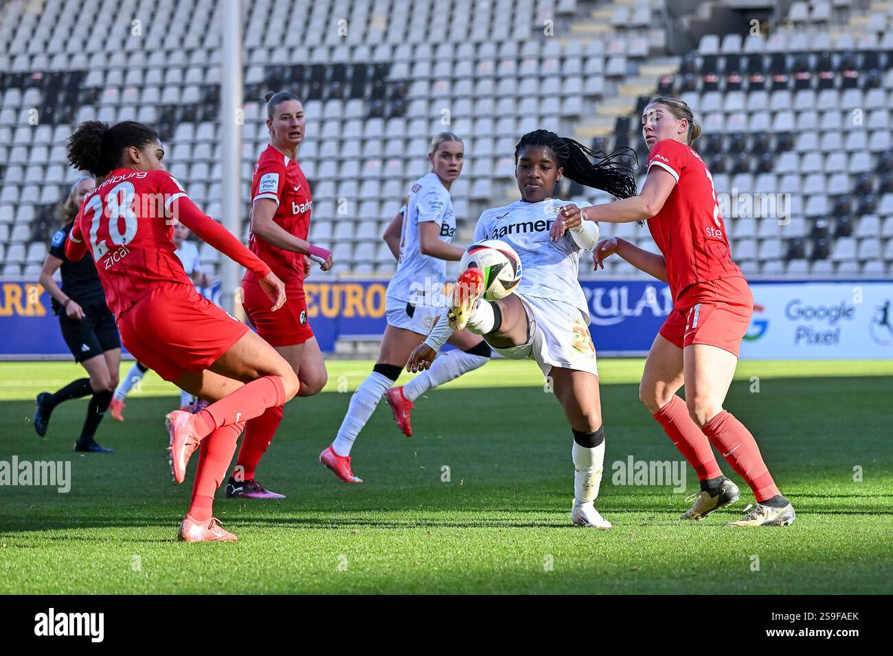 Delice Boboy (Bayer 04 Leverkusen, #23) am Ball und im Duell mit Cora Zicai (SC Freiburg Frauen ...