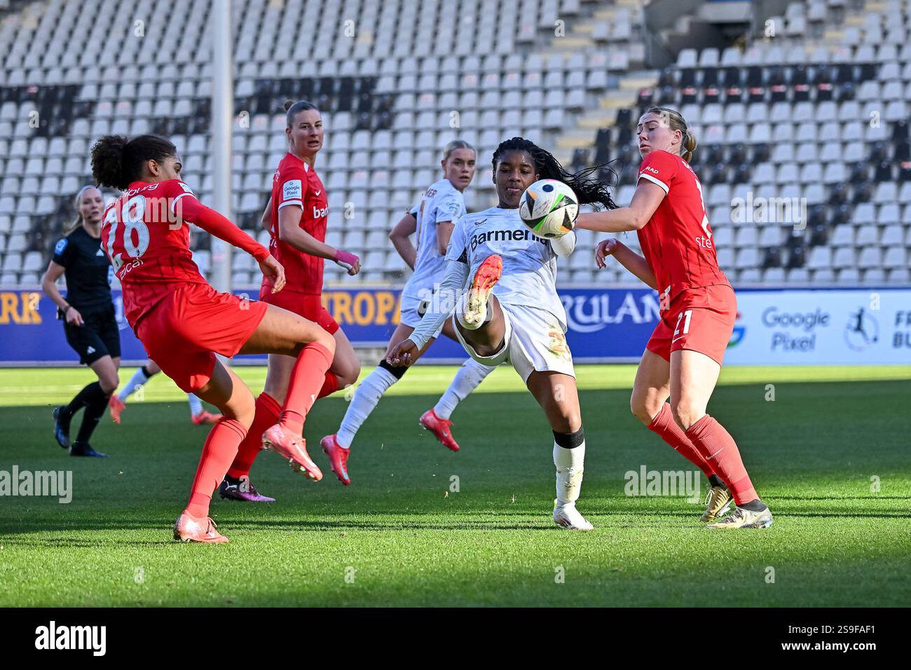 Delice Boboy (Bayer 04 Leverkusen, #23) am Ball und im Duell mit Cora ...