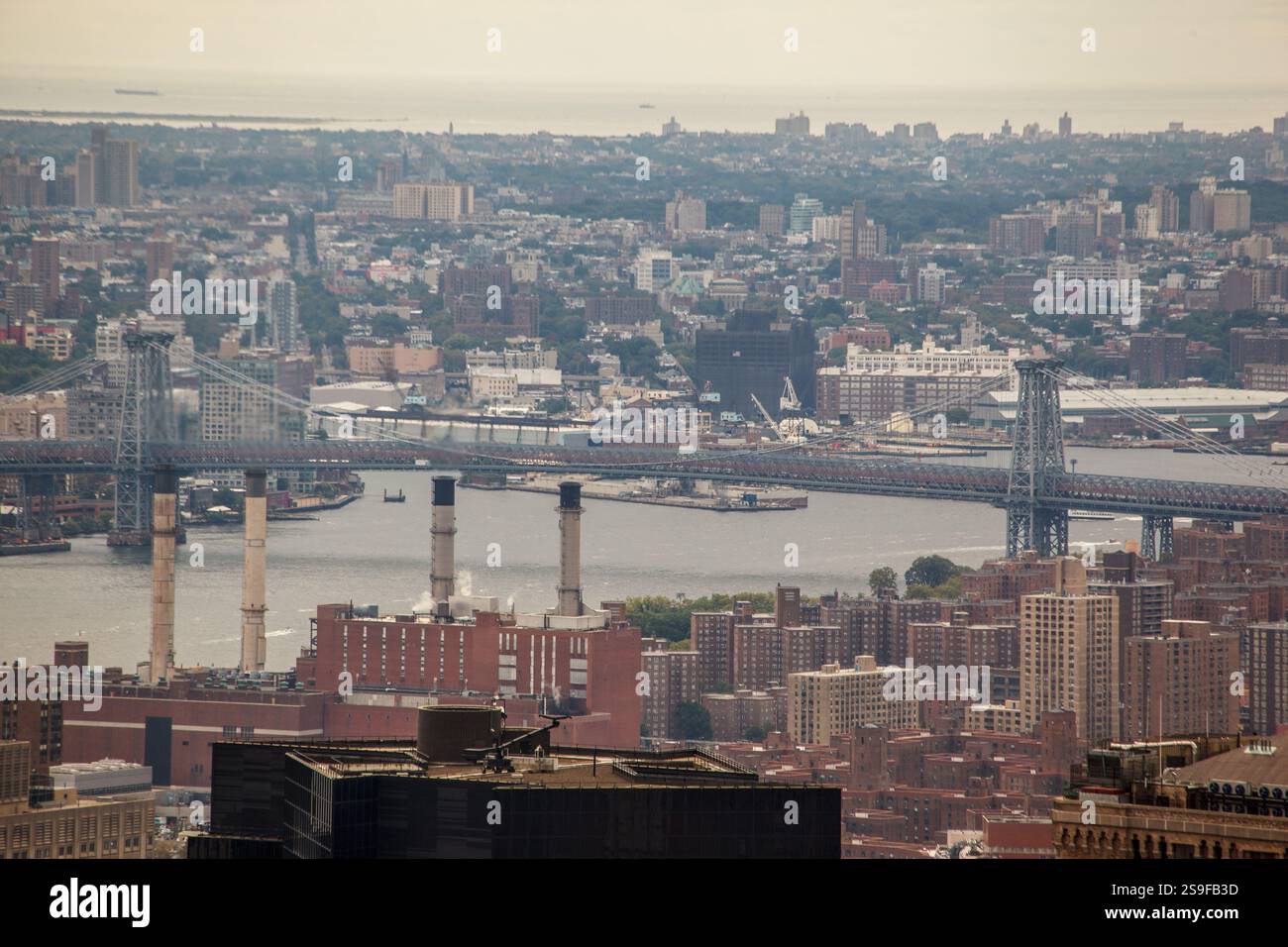 The Williamsburg Bridge over Hudson river between Brooklyn and ...