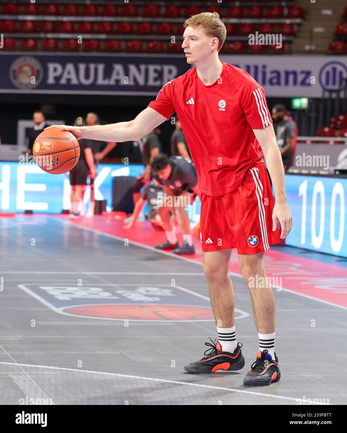 Justus Hollatz (FC Bayern Basketball, #21) waehrend dem Aufwaermen. GER ...