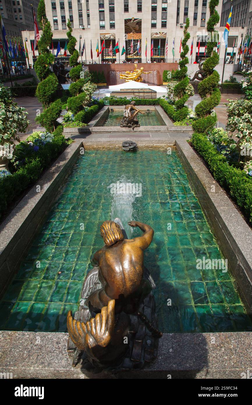 The Channel Gardens in Rockefeller Center, Manhattan, New York City ...