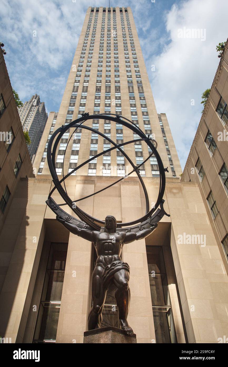 The Atlas Sculpture at the Rockefeller Center skyscraper in Manhattan ...