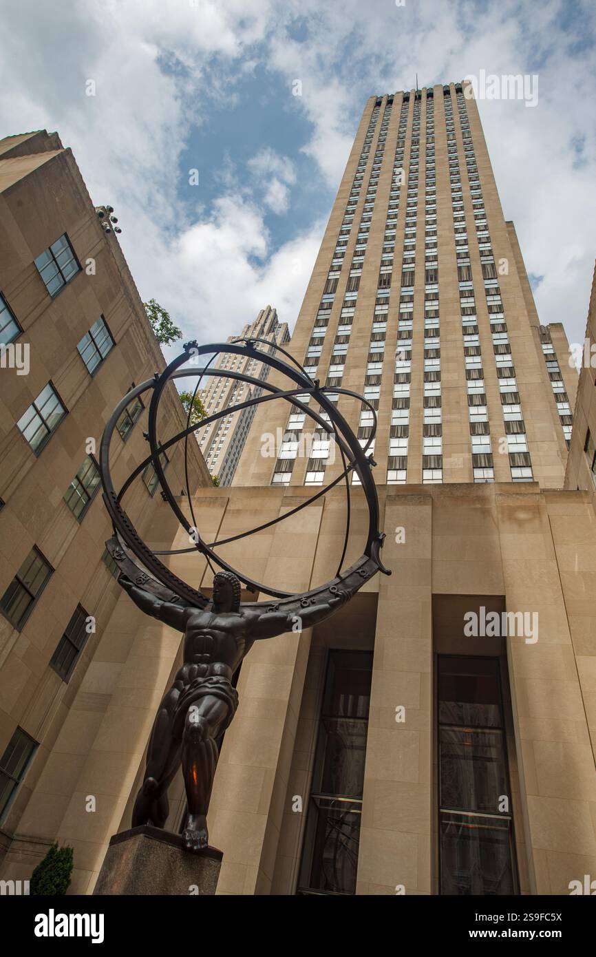 The Atlas Sculpture at the Rockefeller Center skyscraper in Manhattan ...