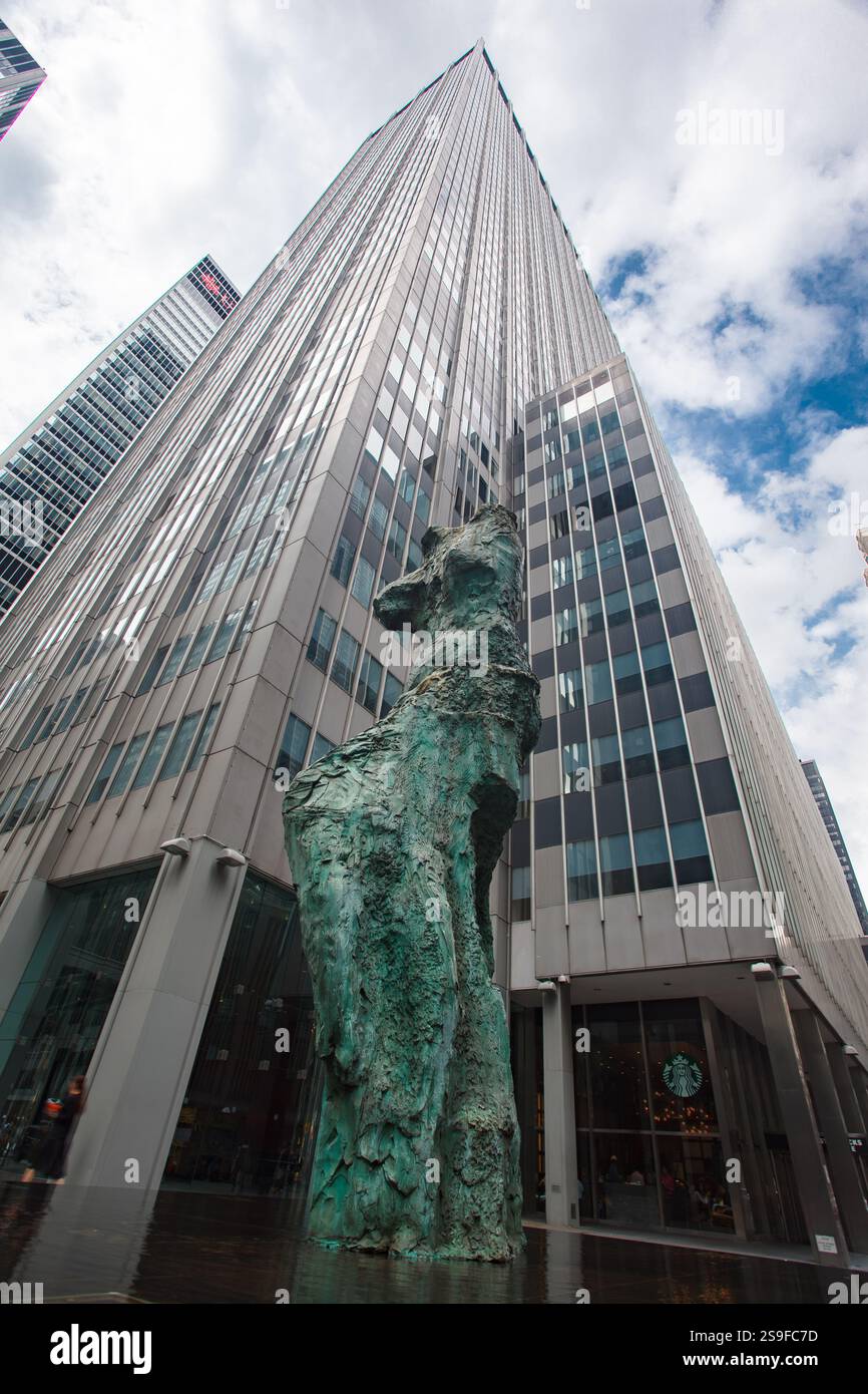The headless Venus de Milo bronze statue in 6th avenue, Midtown ...