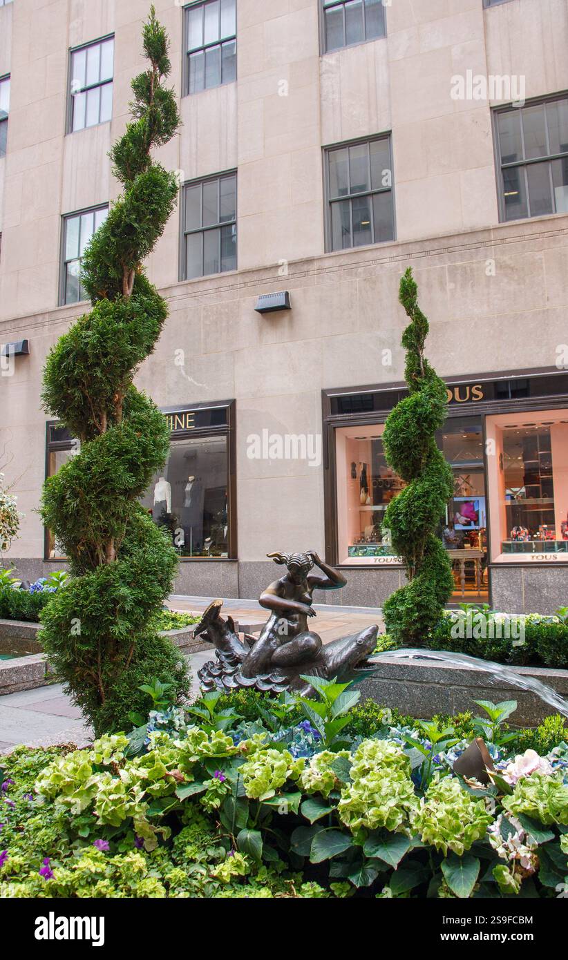 The Channel Gardens in Rockefeller Center, Manhattan, New York City ...