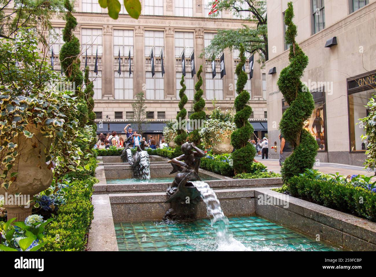The Channel Gardens in Rockefeller Center, Manhattan, New York City ...