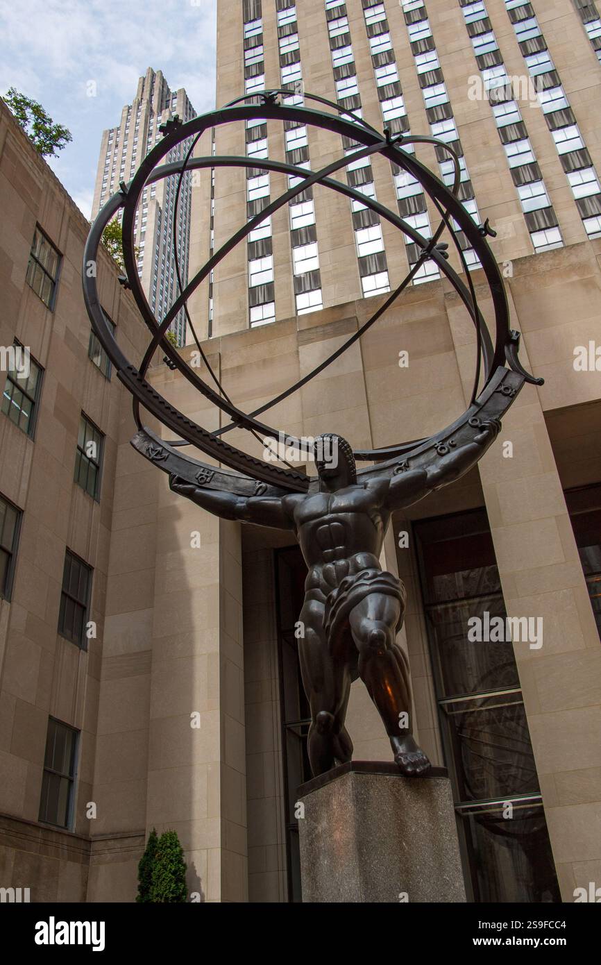The Atlas Sculpture at the Rockefeller Center skyscraper in Manhattan ...